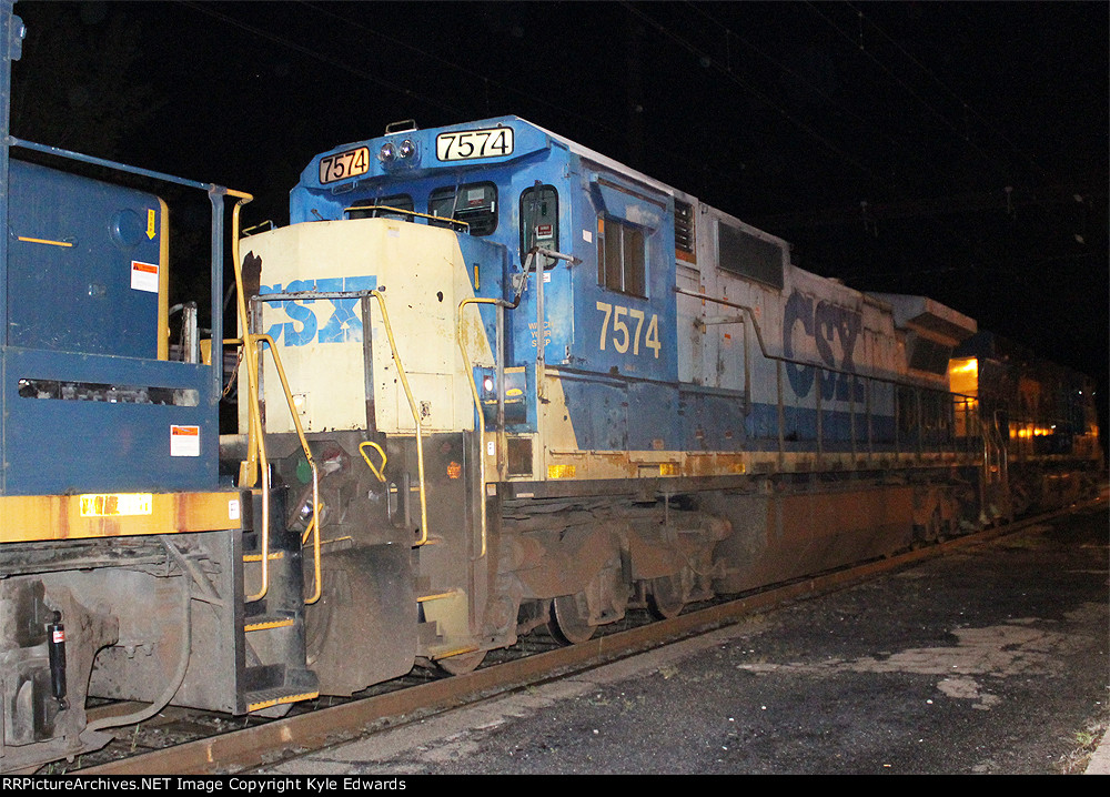CSX C40-8 #7574 on Q417-11